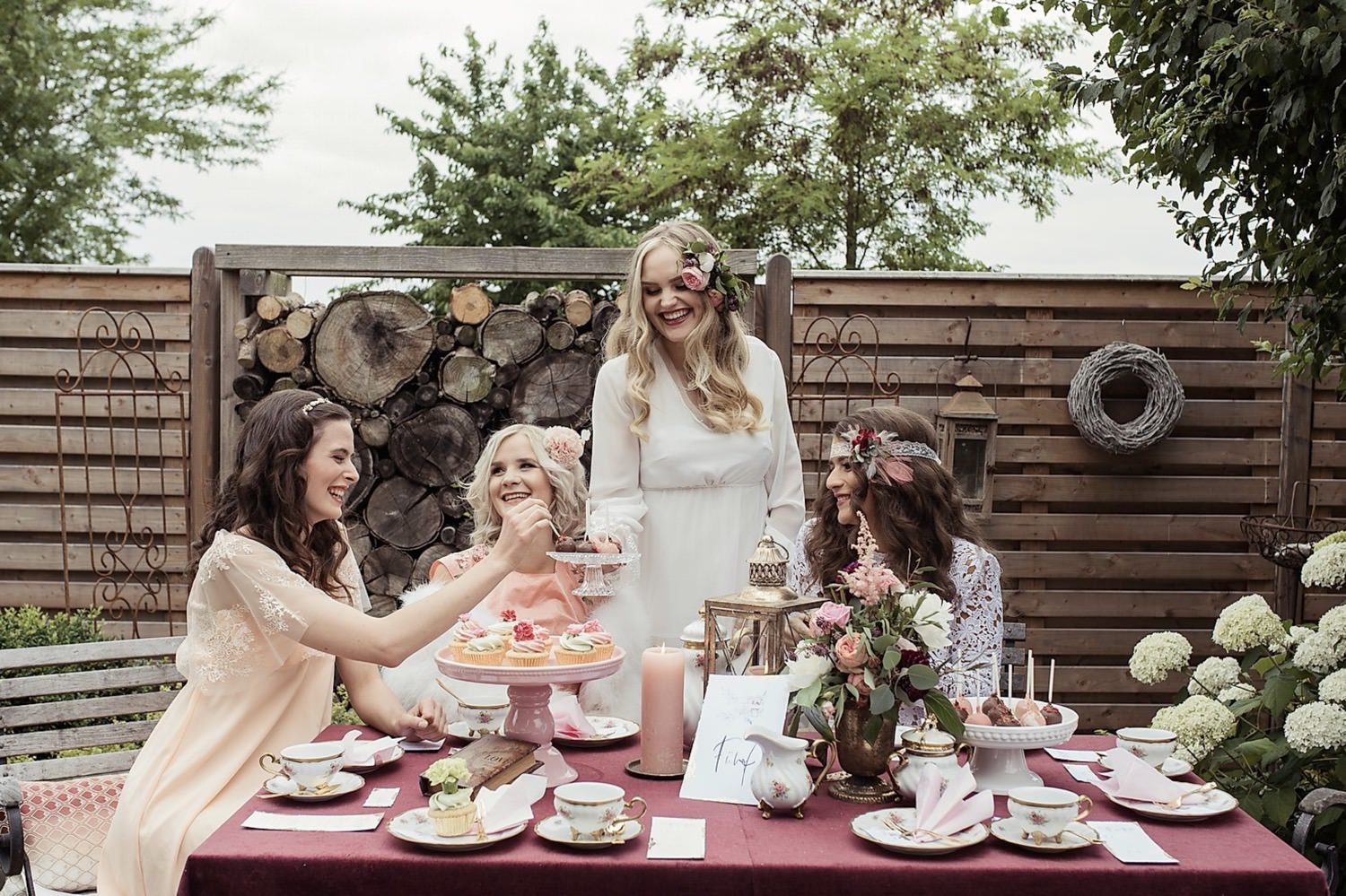 Eine Inspiration für Vintage Bridal Parties im Grünen