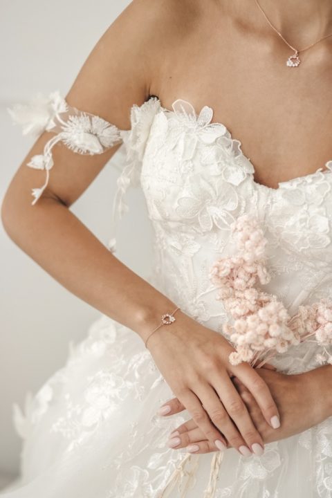 Riør Design Brautschmuck aus Zirkonia und Perlen im floralen Stil